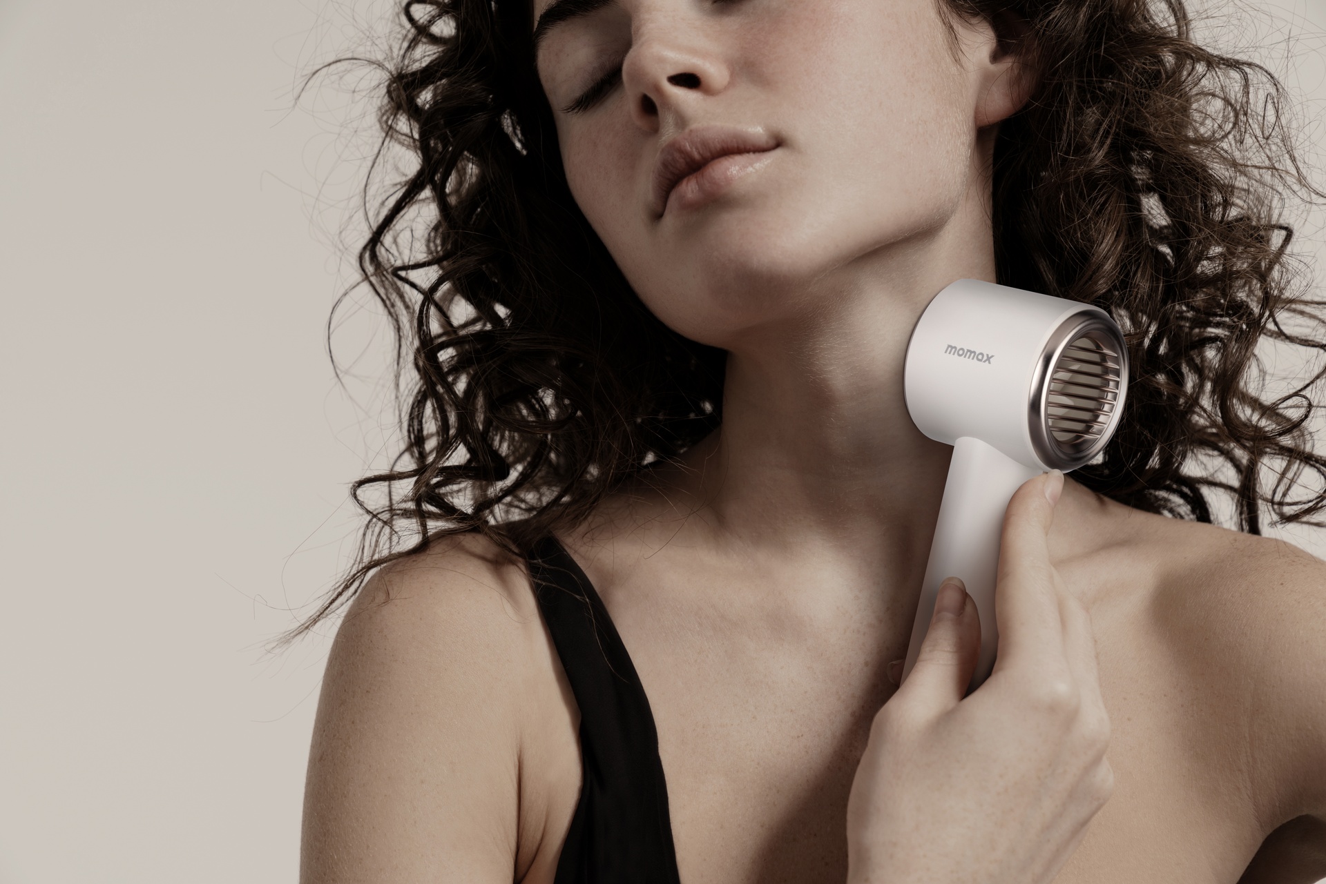 MOMAX ULTRA FREEZE PORTABLE ICY COOLING FAN | Space.ae